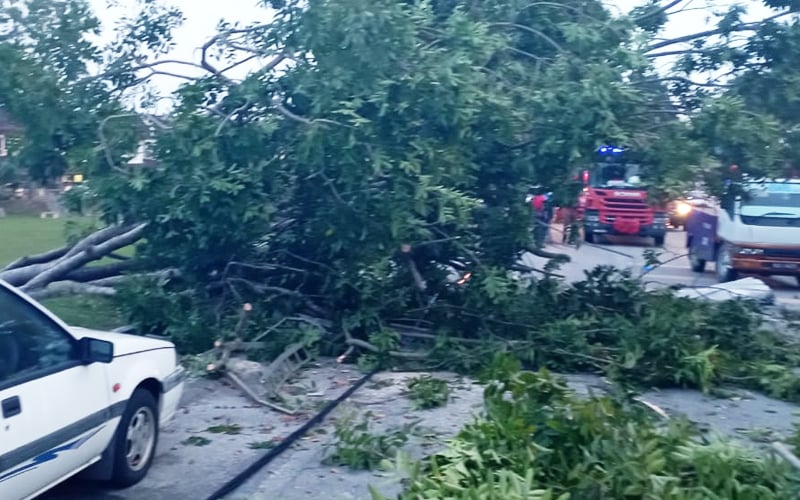 (VIDEO) Ribut, puting beliung badai Ipoh, ratusan kediaman rosak | FMT