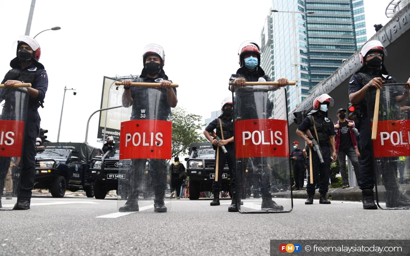 Peserta demo #TangkapAzamBaki bersurai lepas lebih sejam | FMT