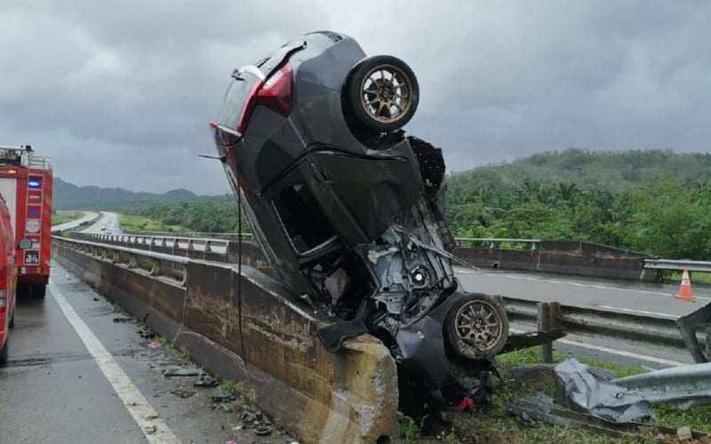 Isteri maut, suami patah bahu selepas kereta terbabas di LPT2 | Free Malaysia Today (FMT)
