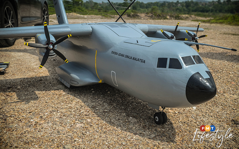 Duo’s largest flying aircraft model breaks records | Free Malaysia ...