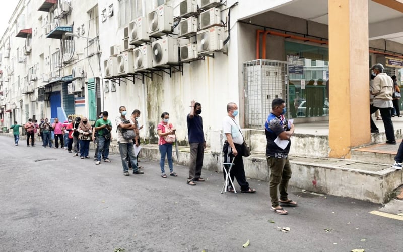 Address long lines at JPJ counters, Yeoh tells Wee | FMT