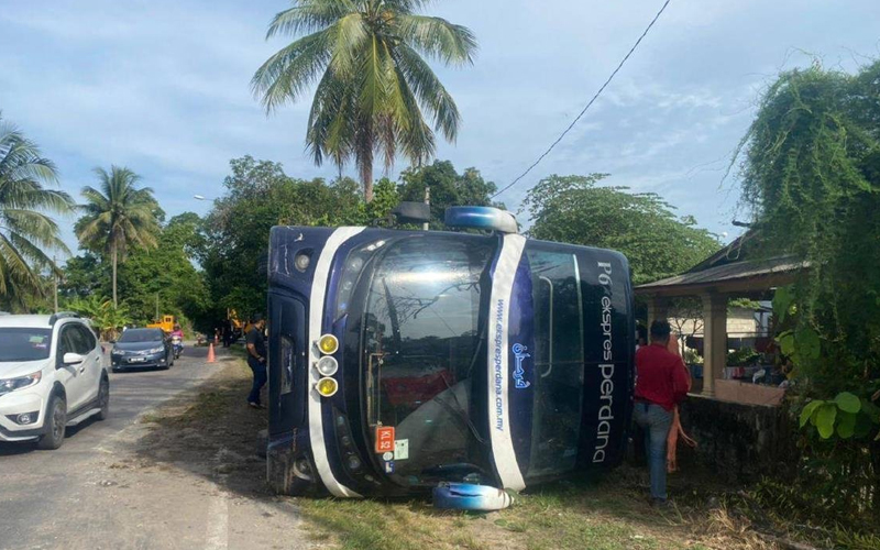 10 penumpang cedera bas ekspres terbalik | Free Malaysia Today (FMT)