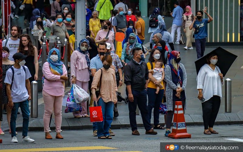Covid-19: Orang ramai mula pakai pelitup muka | FMT