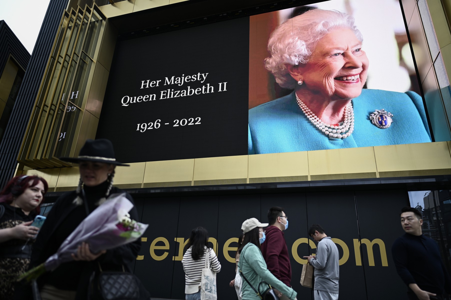 Crowds gather as queen’s coffin goes on display in London | Free ...