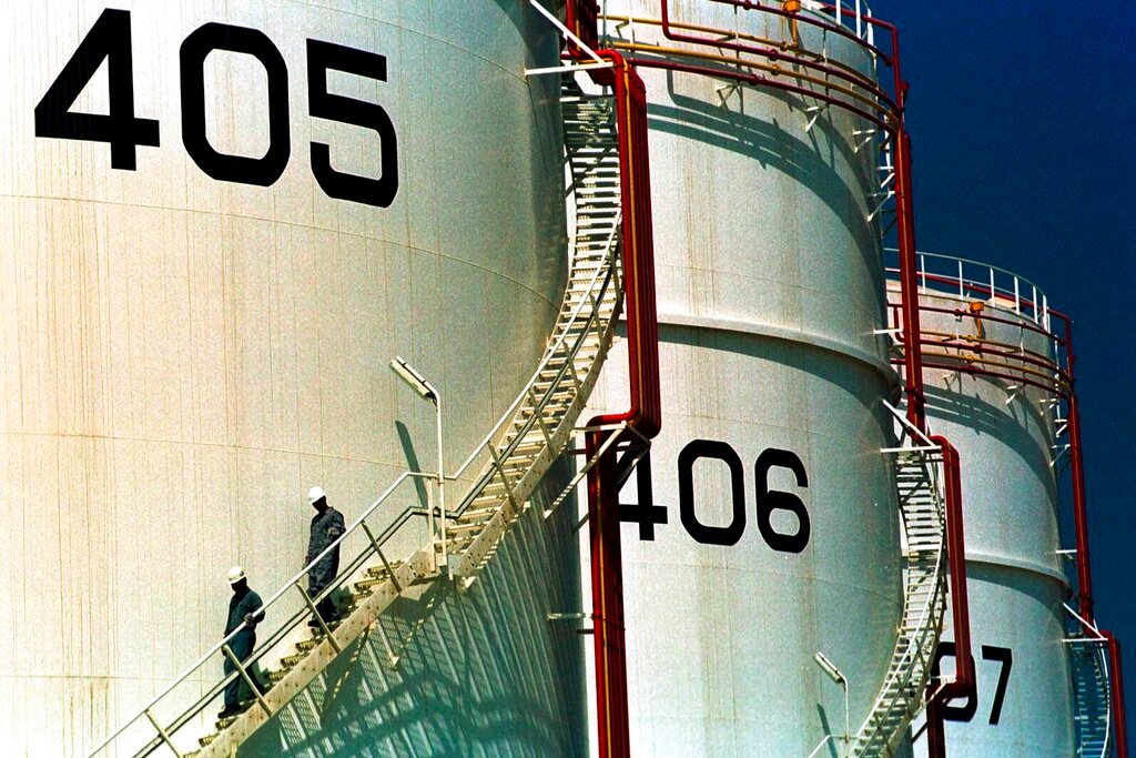 Oil heads for fourth monthly drop on US rate concerns | FMT