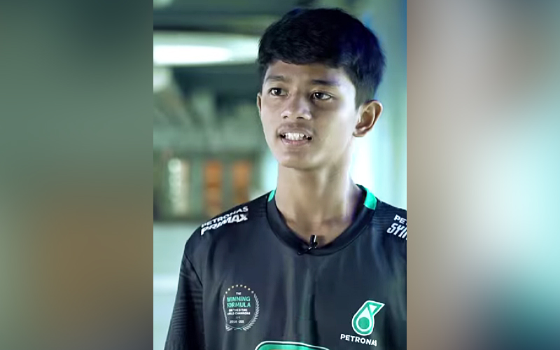 Teen nasi lemak seller gets to visit Petronas, his dream workplace ...