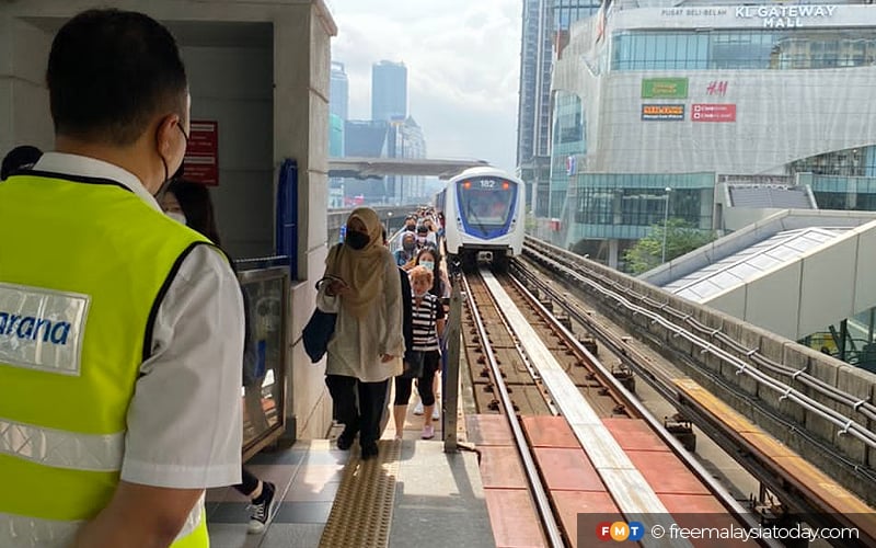 ‘Technical issues’ on LRT line leave commuters stranded | FMT