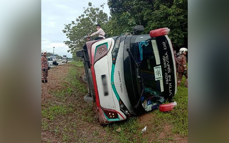 Bas terbabas, pemandu dan 20 penumpang selamat | Free Malaysia Today (FMT)