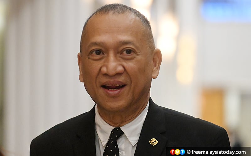 Nazri kembali ke bidang guaman, perniagaan | FMT