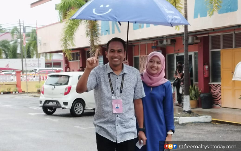 BN’s Muar candidate arrives to vote | Free Malaysia Today (FMT)