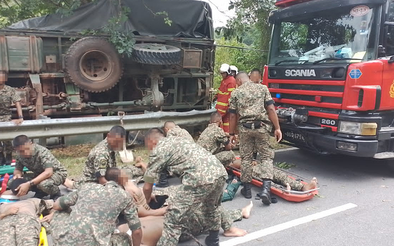 Seorang parah trak bawa askar mengundi terbalik | Free Malaysia Today (FMT)