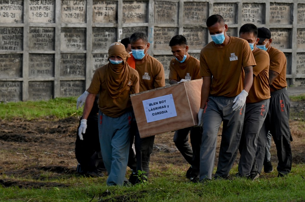 Philippines’ largest prison holds mass burial for 70 inmates | FMT