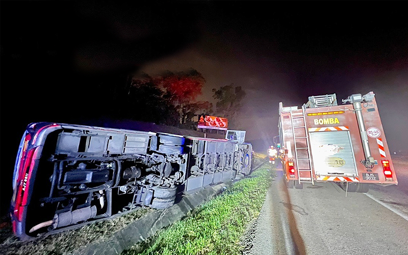 2 cedera bas ekspres terbalik di lebuh raya | FMT