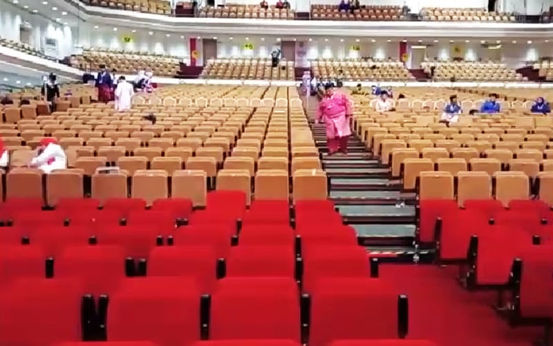 Questions as Umno delegates’ name tags ‘disappear’ | FMT