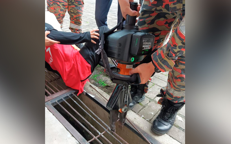 Tragedi hari pertama sekolah, pelajar tersepit besi penutup longkang ...