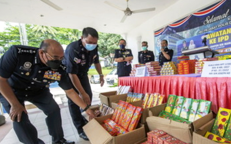 Cops arrest 120 people, seize RM3.3mil worth of fireworks | FMT