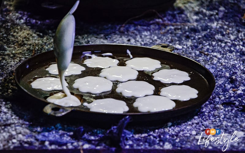 Ex-engineer Lily bakes kuih baulu the traditional way | FMT