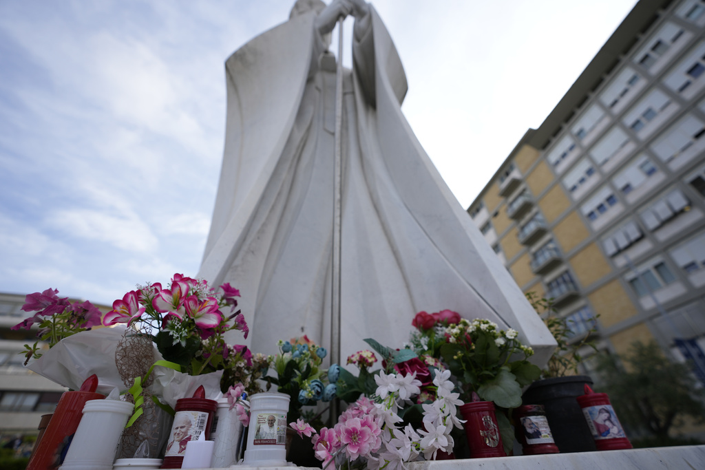 Pope ‘progressively improving,’ off IV tubes, moving about | FMT