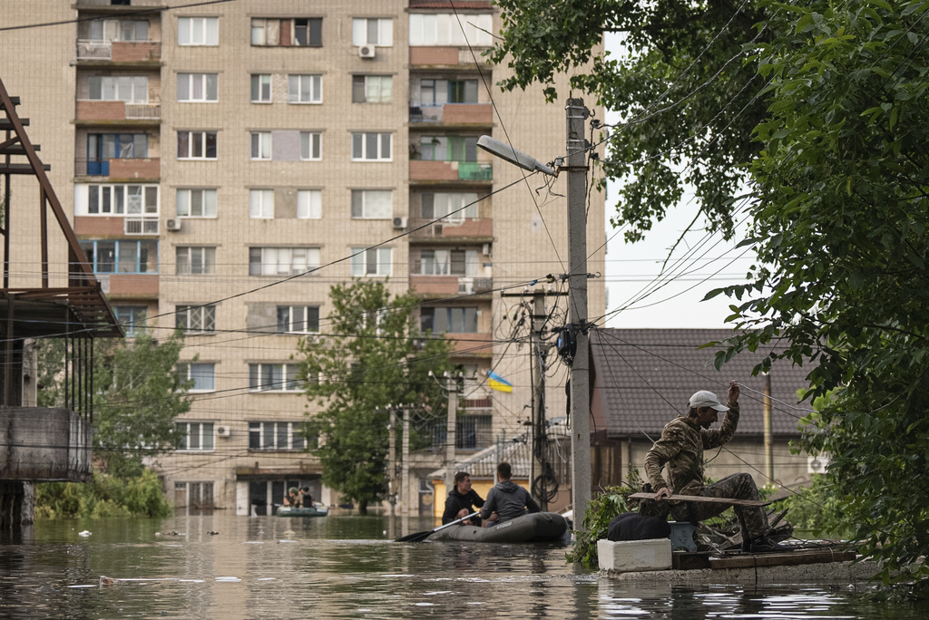 Russian forces shell Kherson during flood evacuation | FMT