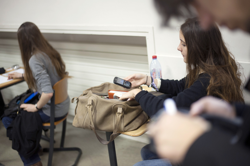 Mobile phones will be banned in Dutch classrooms next year | Free ...