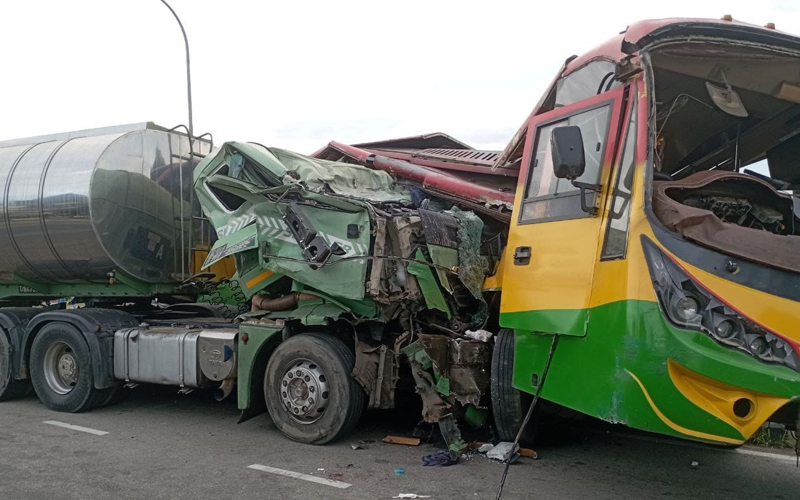 Budak lelaki maut bas henti-henti dirempuh lori tangki | FMT