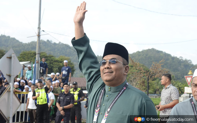 Sanusi greeted with jeers, supporters respond with ‘takbir’ | FMT