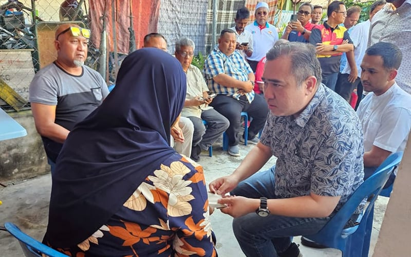 Loke visits family of Elmina air crash victim | FMT