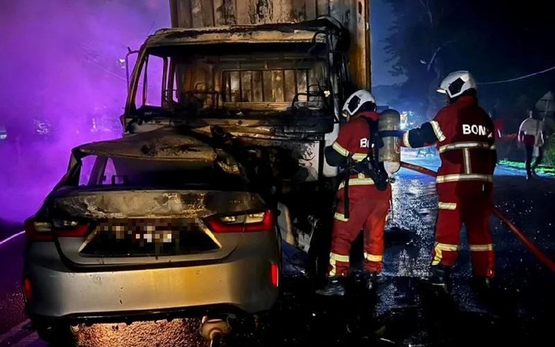 2 rentung, kereta terbakar bertembung lori kontena | FMT