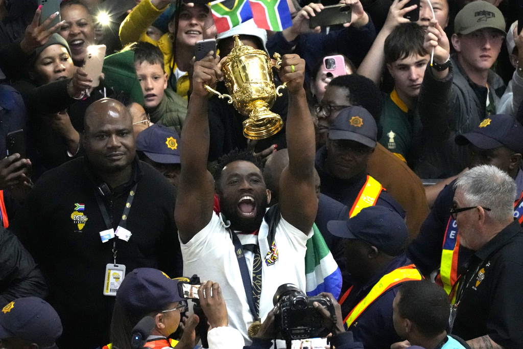 Thousands brave cold, rain to welcome RWC champions S. Africa | FMT
