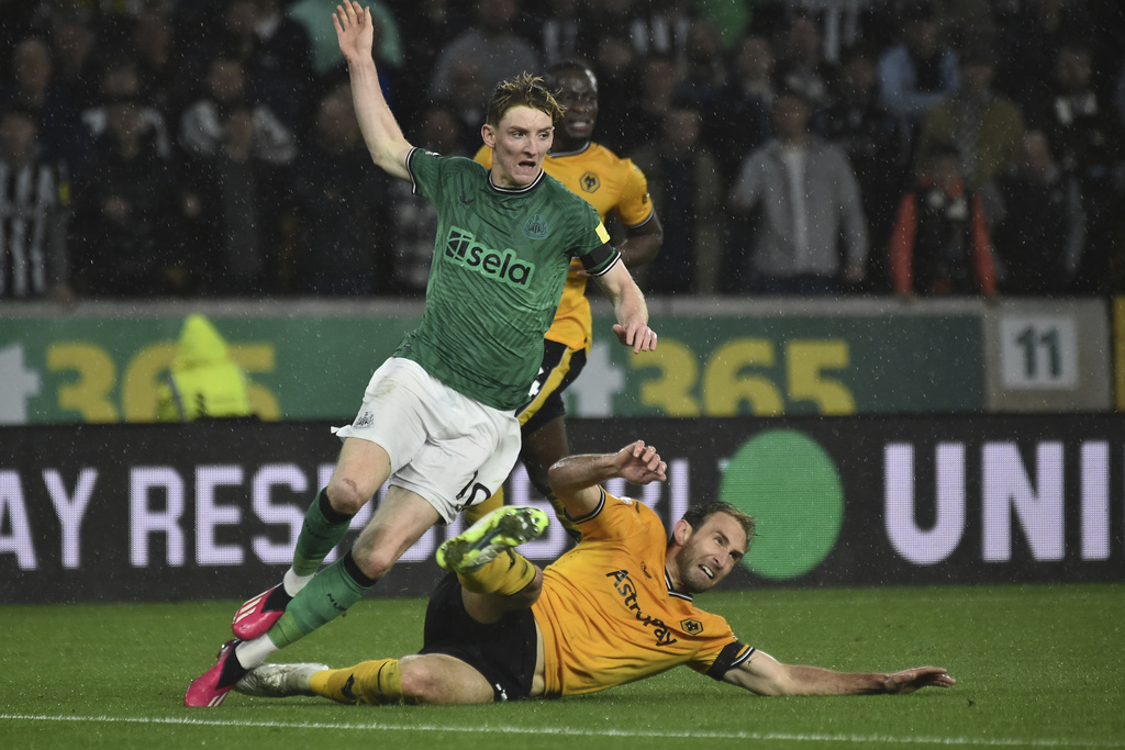 Wolves hold Newcastle but lose Neto to hamstring injury | FMT