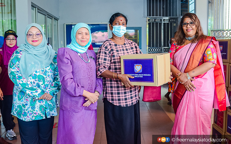 Nancy Shukri delivers Deepavali aid packs to underprivileged Indians | FMT