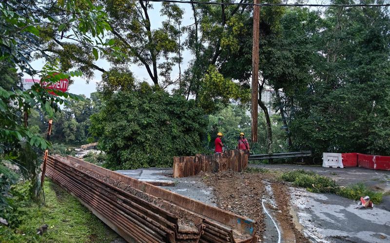 Iron piles being placed at Puchong landslide to prevent further ...