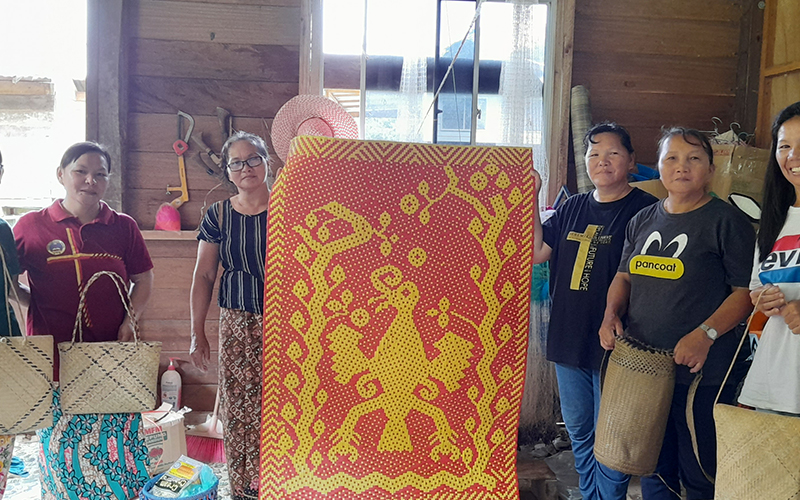 Family of volunteers helps empower Penan artisans | FMT