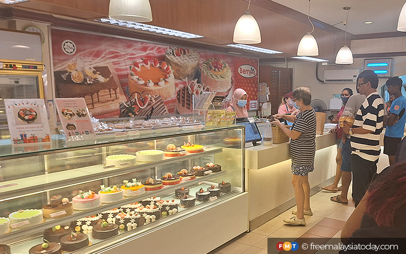 Bakery removes ban on cake Christmas greetings | FMT