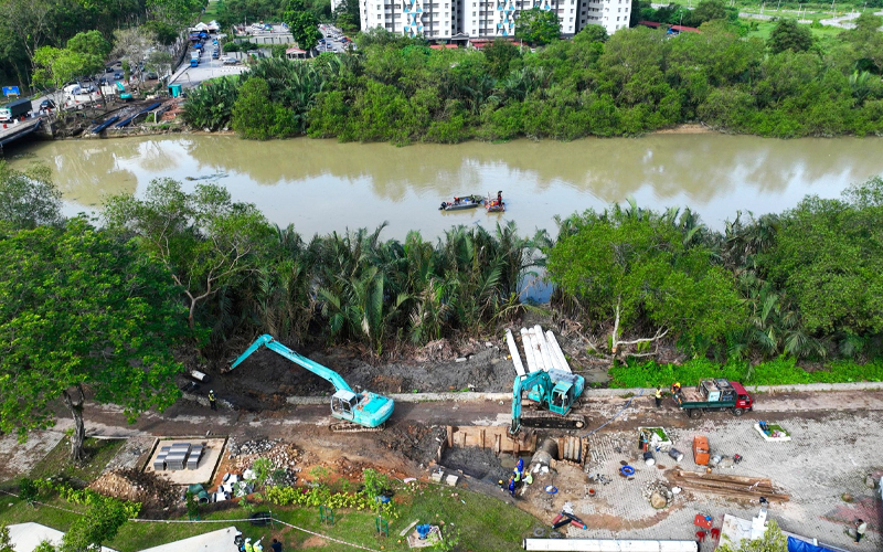 Penyelam PBAPP sukar apit paip pecah di dasar sungai | Hot FM