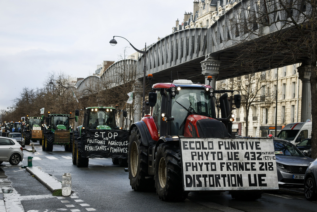 Angry French farmers storm agriculture fair in Paris | FMT