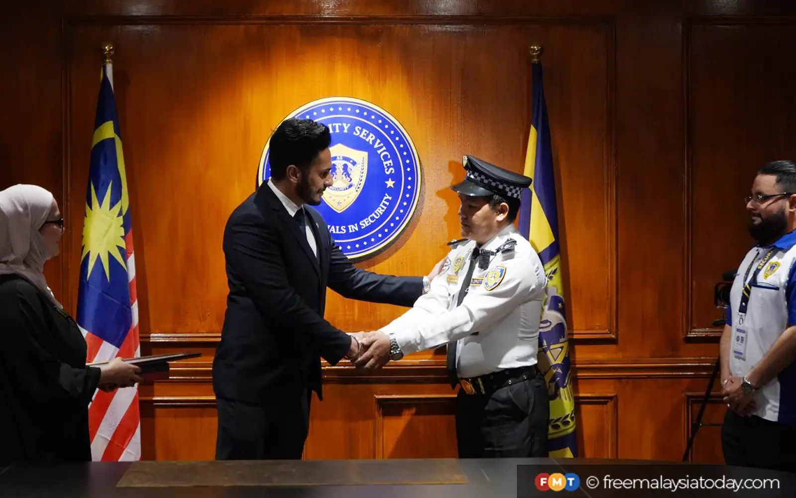 Pengawal keselamatan jujur pulang RM500,000 diberi penghargaan | FMT