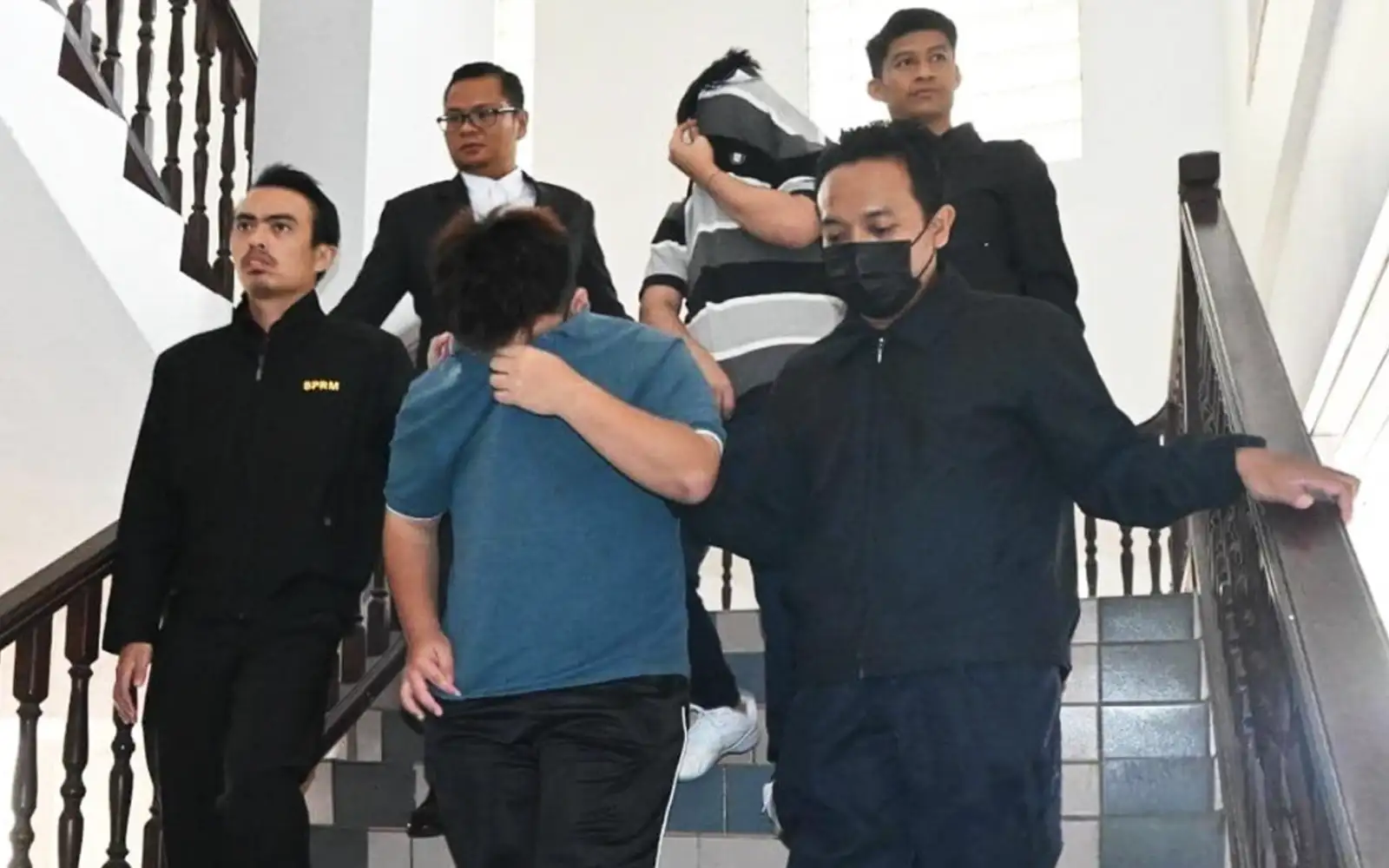 2 rakan mengaku tak salah subahat rasuah RM60,000 | FMT