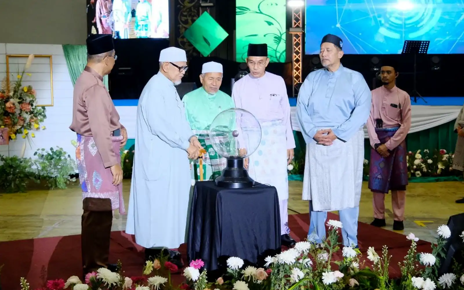 Fahmi takes swipe at PAS leaders for skipping KKB nominations | FMT