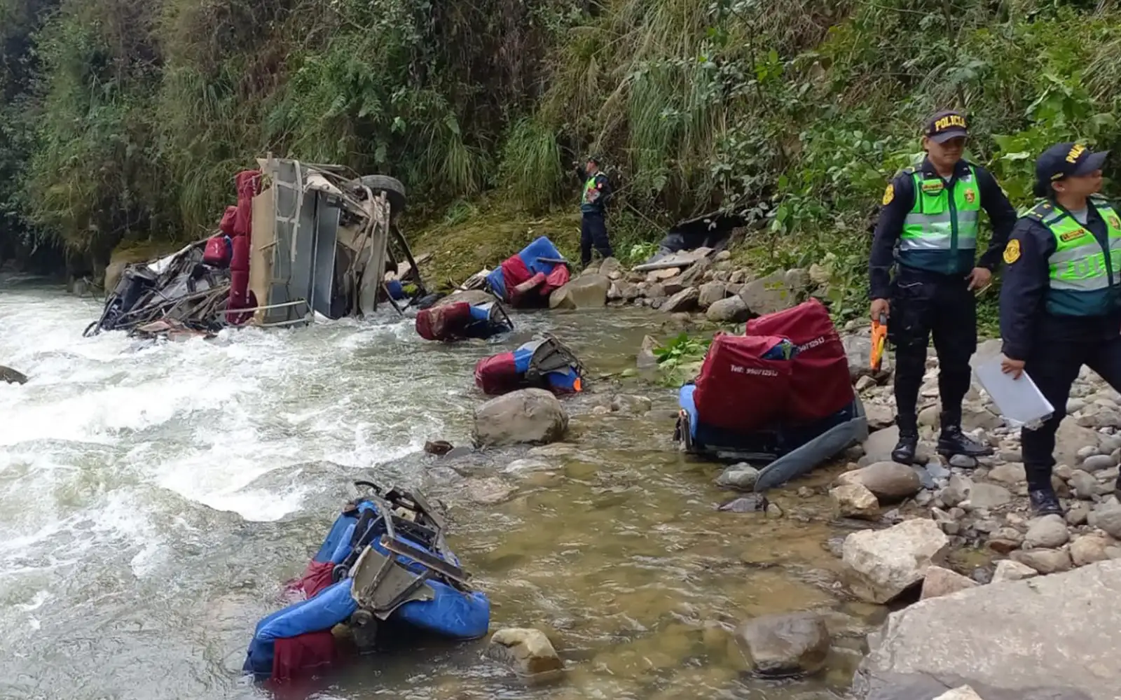 25 maut bas terjunam ke dalam gaung | FMT