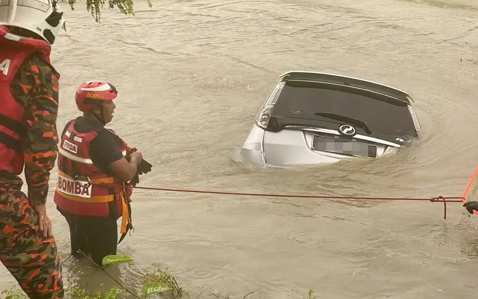 Kereta junam ke sungai, wanita maut | FMT