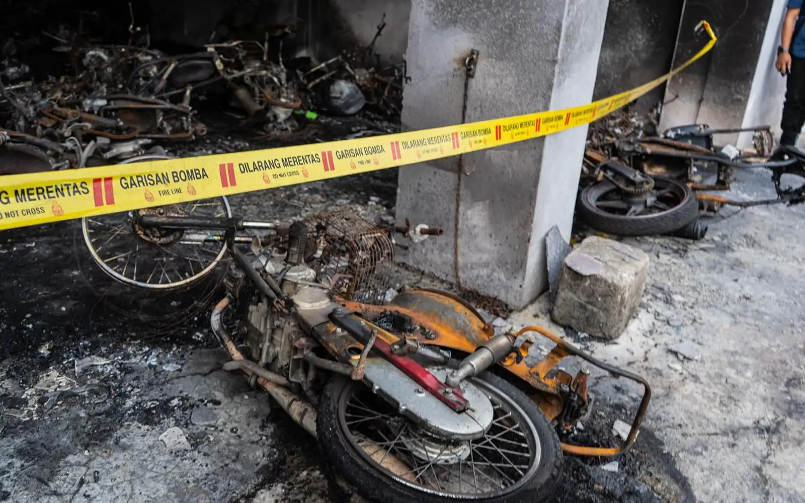 PM sampai sumbangan kepada pelajar UniMAP mangsa kebakaran | FMT