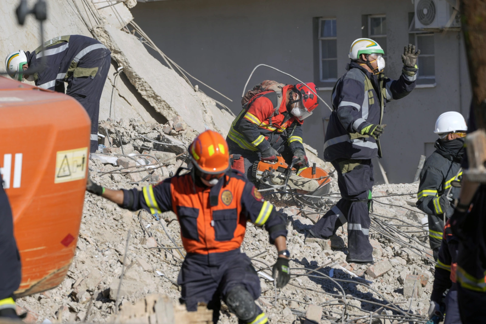 Death toll from S. Africa building collapse rises to 20 | FMT