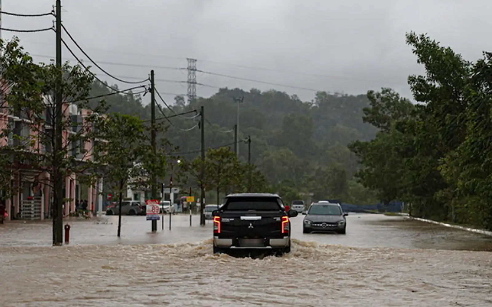 Mangsa banjir di Perak turun kepada 100 orang | FMT