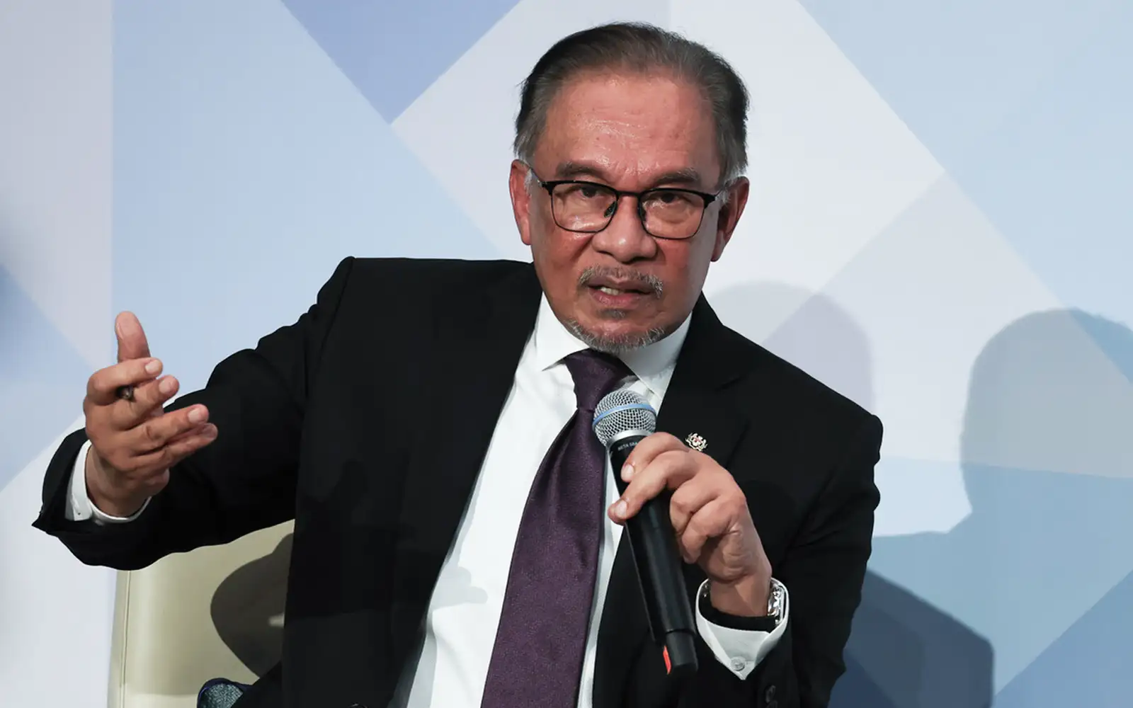 Anwar meets Hamas leader in Qatar | FMT