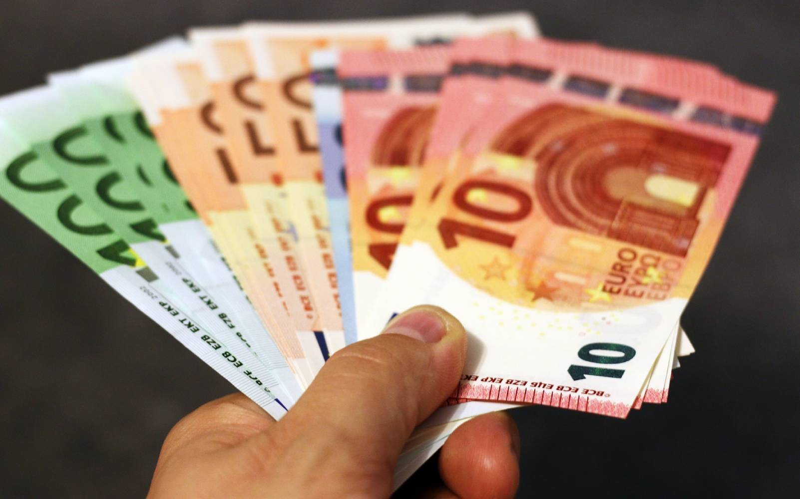 Euro falls after Macron calls snap France vote | FMT