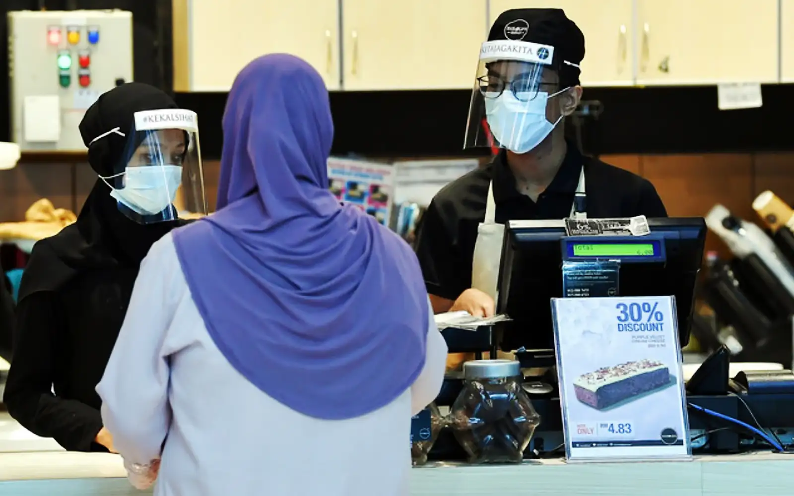 Orang ramai diminta buka seketika ‘mask’ ketika urusan kaunter | FMT