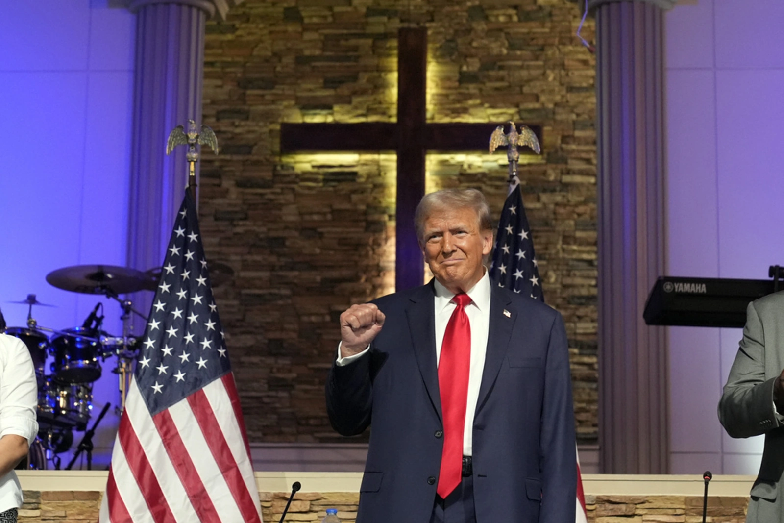 Trump Visits Detroit Church In Bid To Court Black Voters Fmt