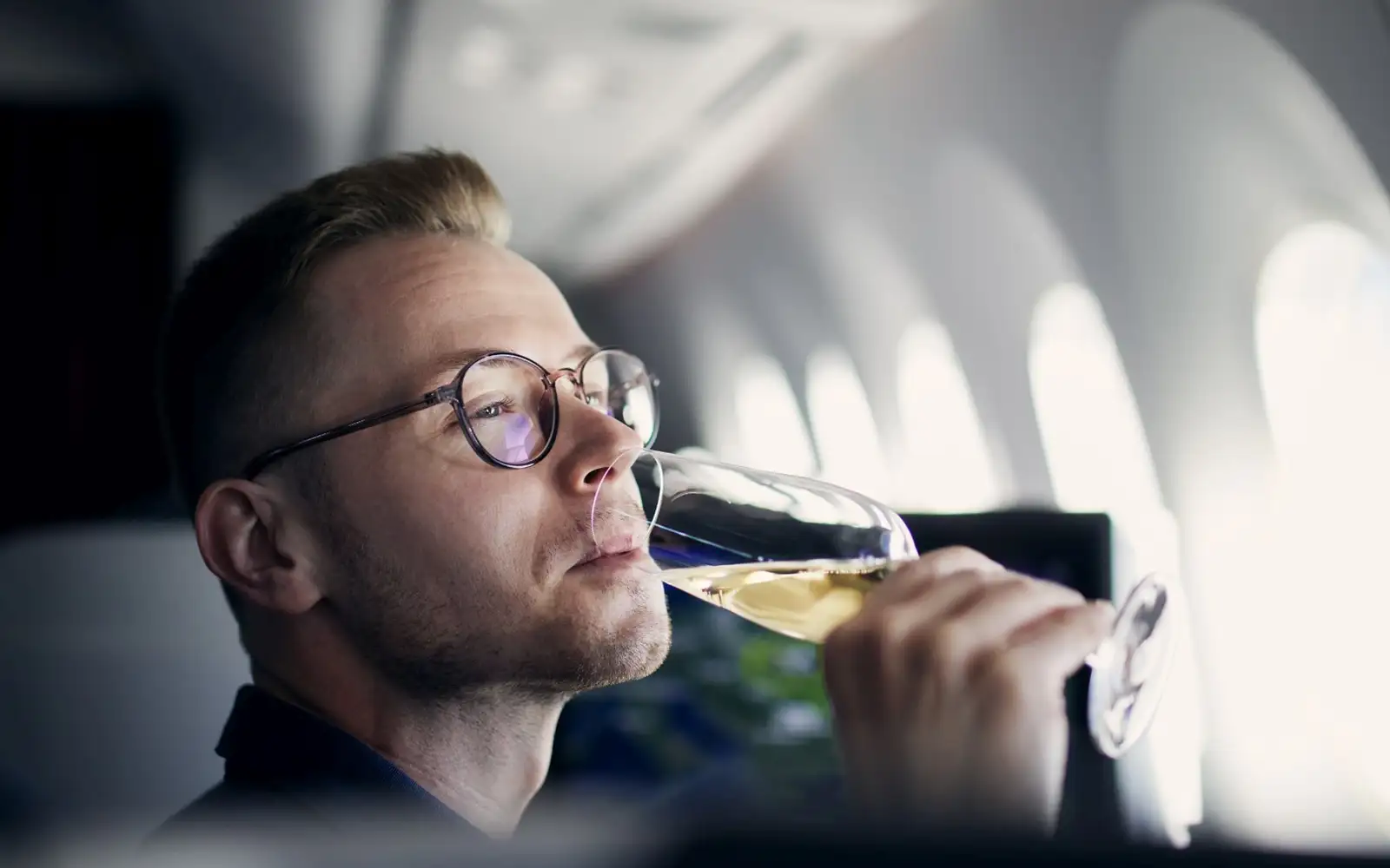 Why you should avoid drinking alcohol during a flight | FMT