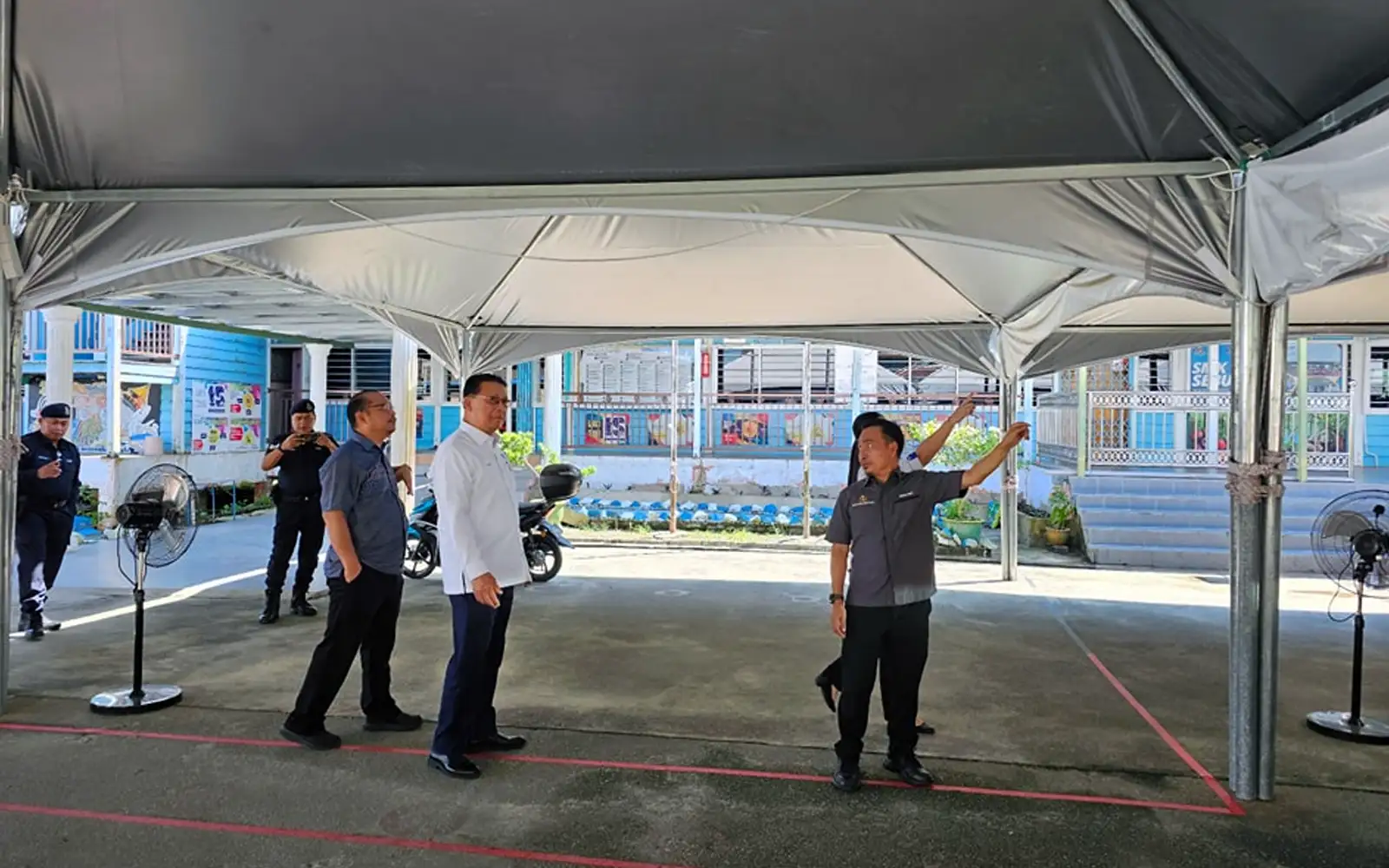 Bangunan tak selamat, warga SMK Sebuyau ‘belajar’ bawah khemah | FMT